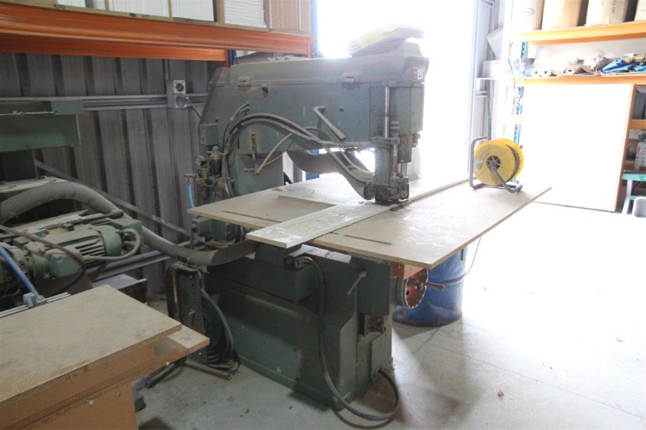 SCM R9 Vertical Router with Timber Work Bench Auction (0021-5058930 ...