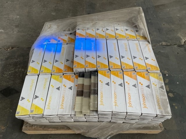 Premium Glass Wall Tile, 50x300 Minimalite Glass Border, 1518pc Auction ...