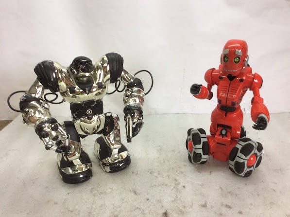 WowWee Mixed Model Mini Robosapien Robot (Lot of 2) Auction (0006 ...