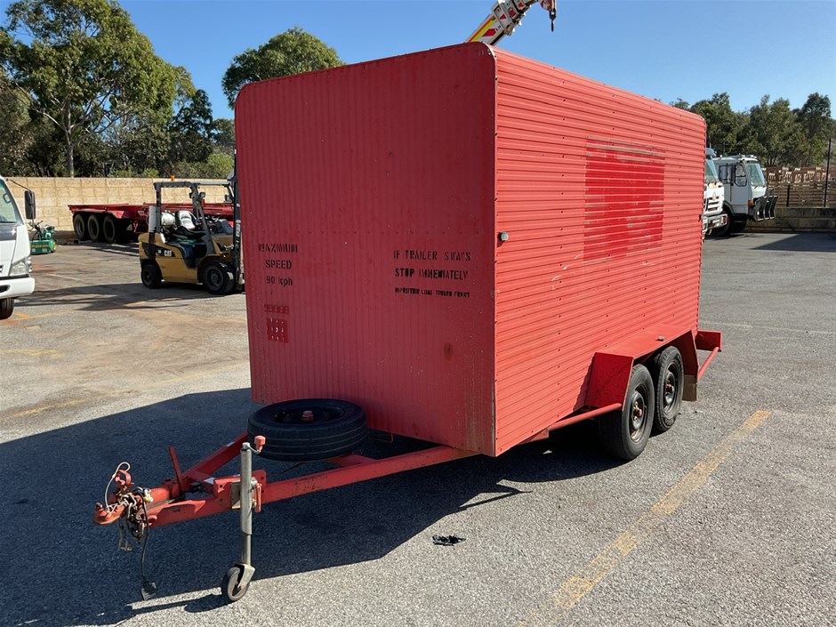 2006 Red Enclosed Tandem Dry Freight Van Trailer Auction (0006-9060136 ...