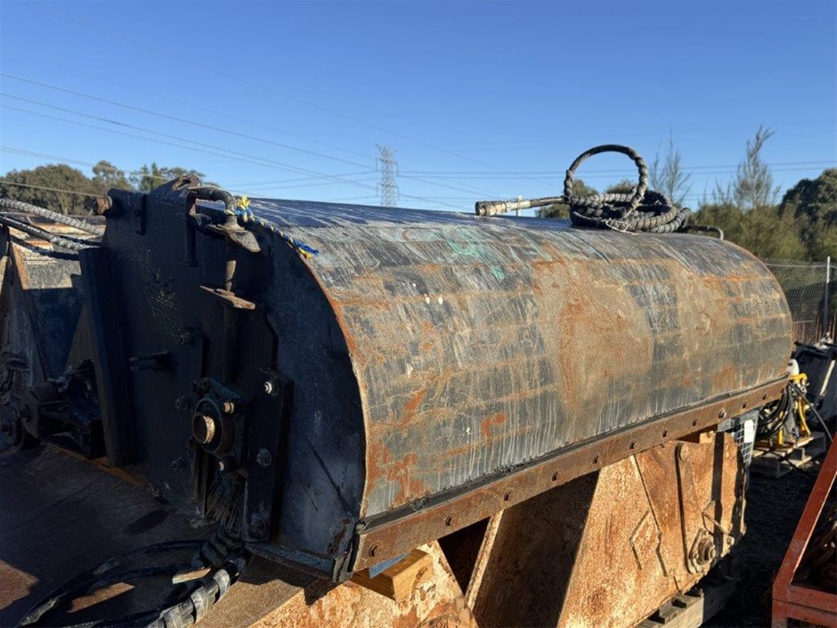 DIGGA Skid Steer Bucket Broom Attachment Auction (0500-5060037) | Grays ...