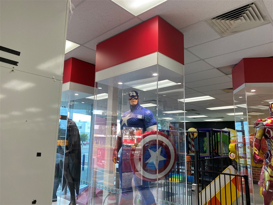 Captain America Statue in Enclosed Display Case Auction (0003-8020562 ...