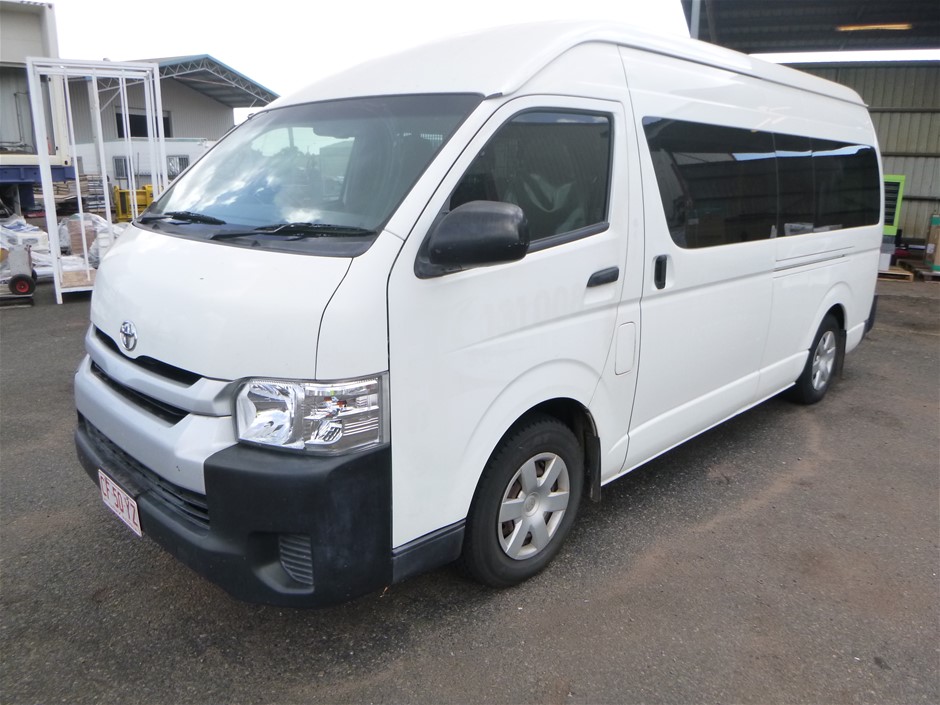 2017 Toyota Hiace Automatic People Mover (with Wheelchair Lift) Auction ...