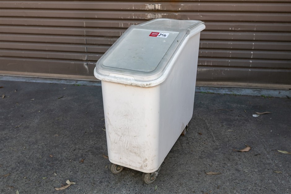 Cambro Commercial Kitchen Waste Bin Auction (0254-3035319) | Grays ...