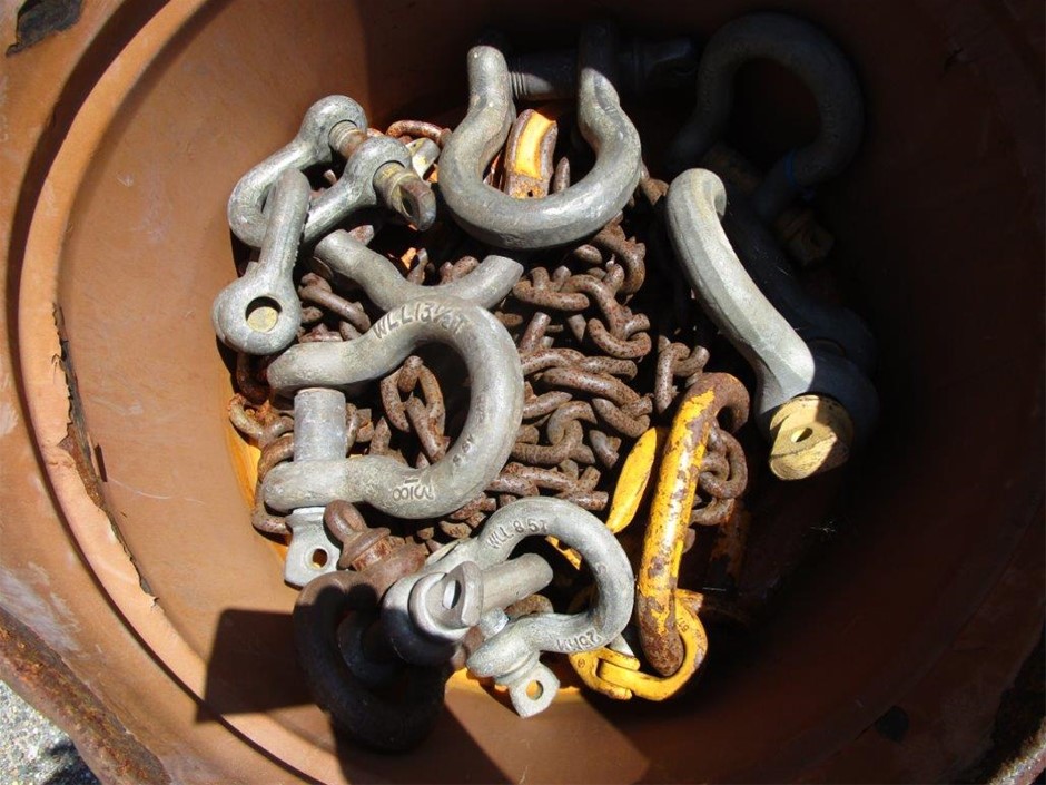 Large Qty Lifting Shackles and Chains Auction (0113-7061216) | Grays ...