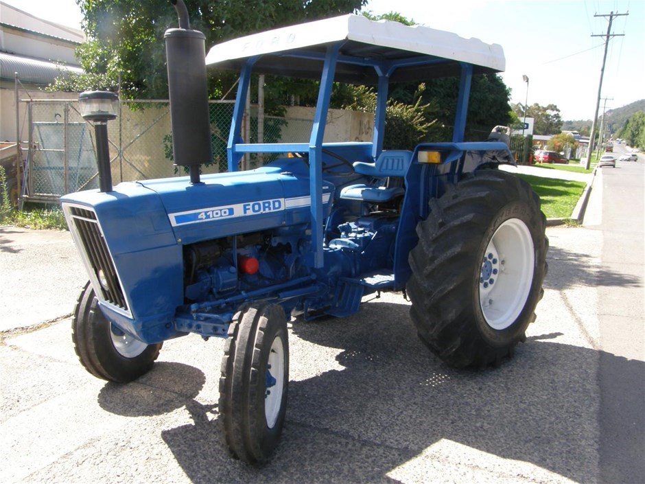 Tractor Ford 4100 2WD • 52-Hp, 3-Cyl Diesel Engine • ROPS Frame ...